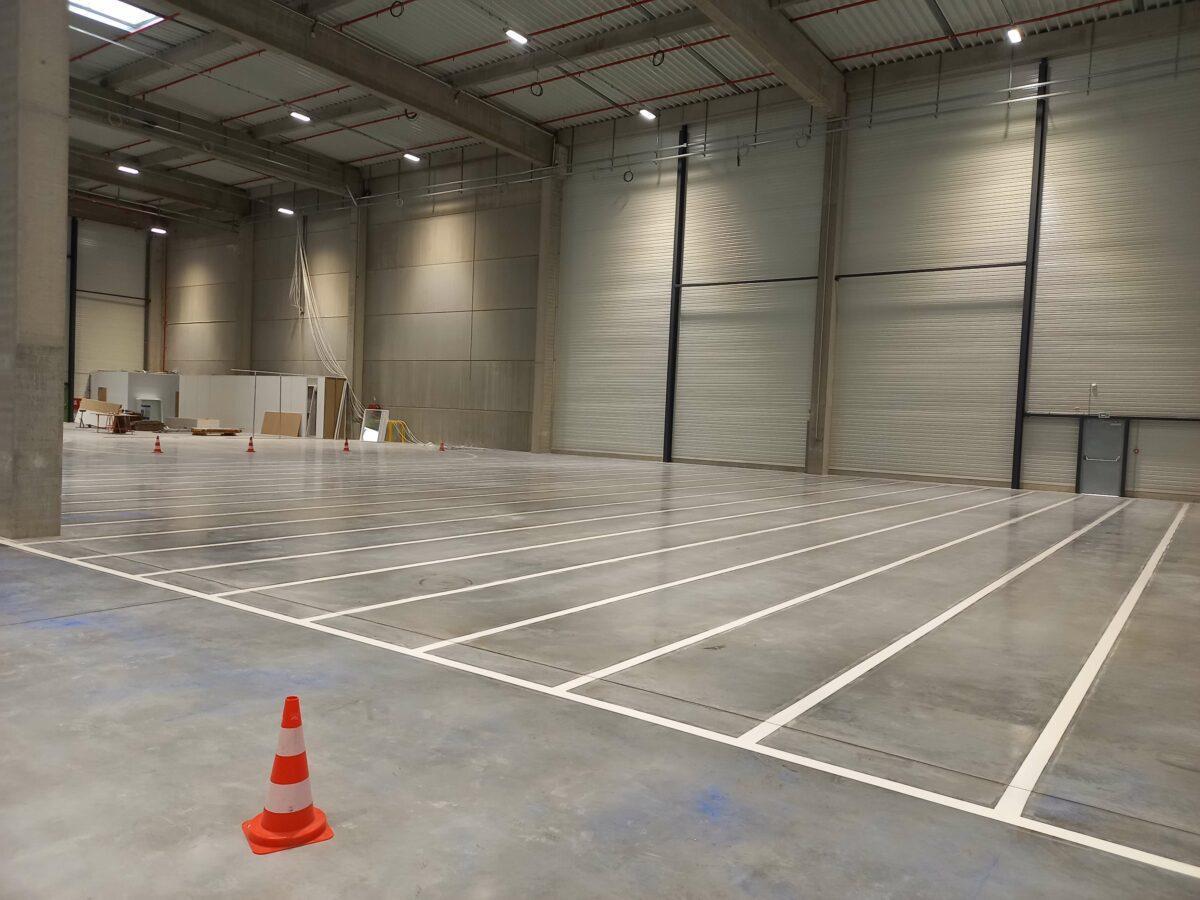 Marquage au sol en intérieur pour une base logistique - Marquage ...
