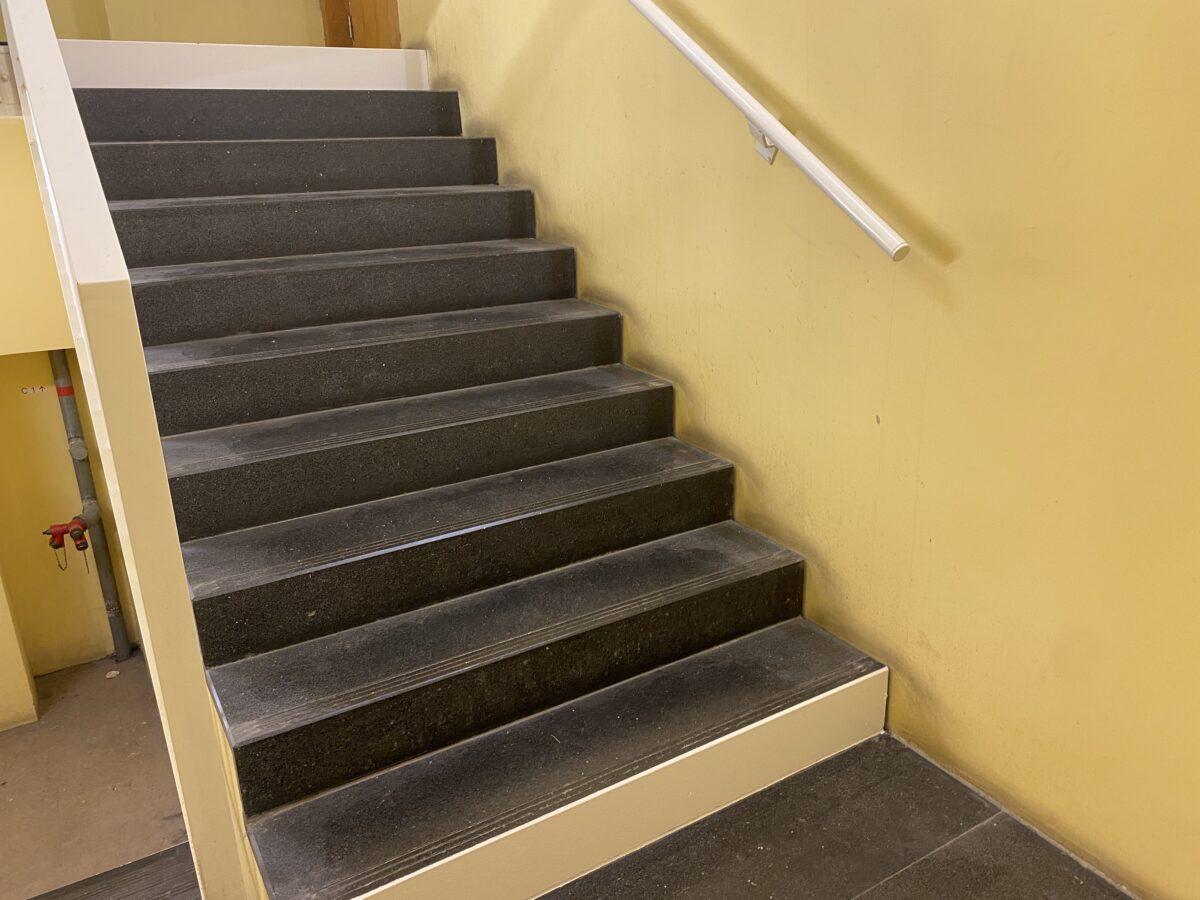 Mise en accessibilité pour des escaliers intérieurs - Marquage ...